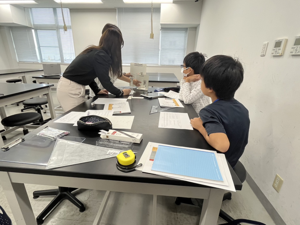 エリアA（三重大学）：観察実験講座「レーザー光で周期的に並んだミクロな物体のサイズを測定しよう」を行いました - 三重ジュニアドクター育成塾